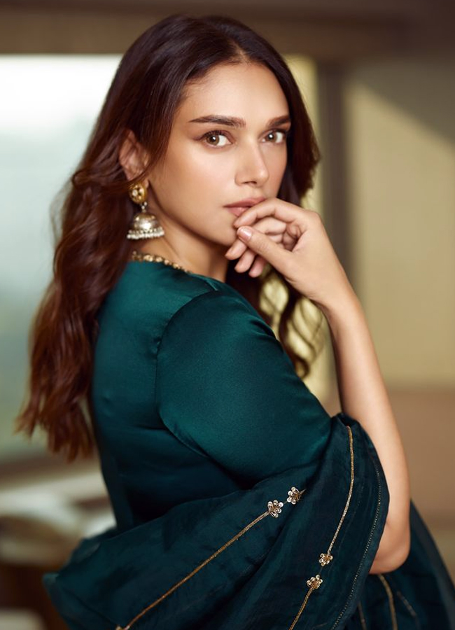 పెళ్లి తర్వాత మరింత గ్లామర్‌గా కనిపిస్తోన్న సిద్ధార్థ్ సతీమణి.. ఫోటోలు | Siddharth's wife adithi ...